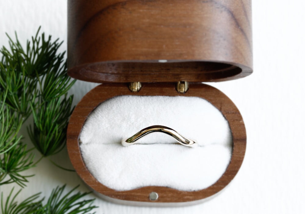 Curved Primrose Band – Andrea Bonelli